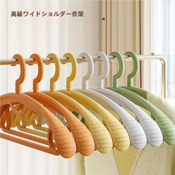 シンプルで使いやすい幅広ハンガーの10本セット。肩部分がしっかりしているためコート~ニットワンピースなどが肩が出っ張ることなくかけられます。素材も形もしっかりしていて~デニムのような重い衣類を掛けても大丈夫。便利な小物掛けもあり~スカーフや...