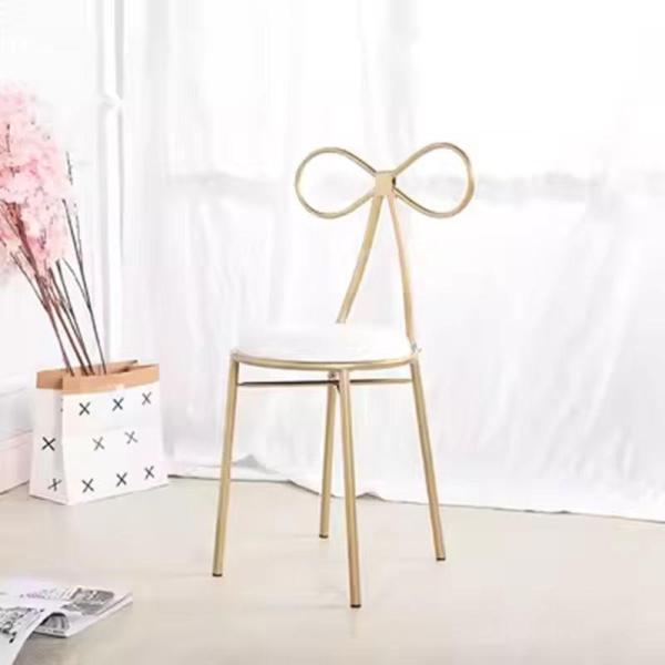 【チェアクッション】北欧スタイルの女性がテーブルの化粧品の椅子をドレッシング、クッションなどの耐摩耗性と汚れに強い、なめらかなタッチで内部充填スポンジで作られた主材料、、、快適なリビング、などの高品質なPUレザーの選択でありますさまざまな色...