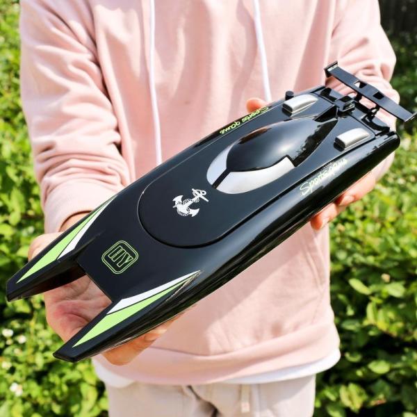 【高速RCボート】ダブルモーターを搭載し、最大速度25km/hに達します。スイミングプール、池、川、湖に適しています。少しエキサイティングなカーレースでも、プールで友達ともっと楽しんでください。【2.4GHZ無線コントローラー】無線コントロ...