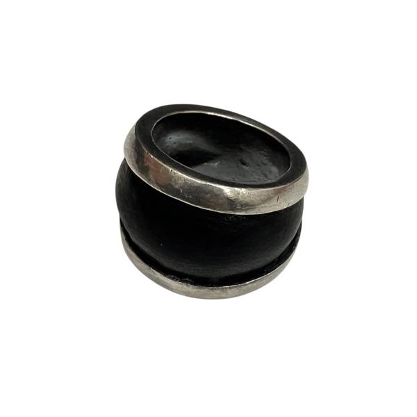 グイディ GUIDIG-AN18 RING リング【ランク】「中古品・比較的綺麗な商品」【詳細説明】グイディのG-AN18 RING リングです。【M/L/U】メンズ【表記サイズ】16号【詳細サイズ】最大幅：約2．0ｃｍ最小幅：約1．3ｃｍ...