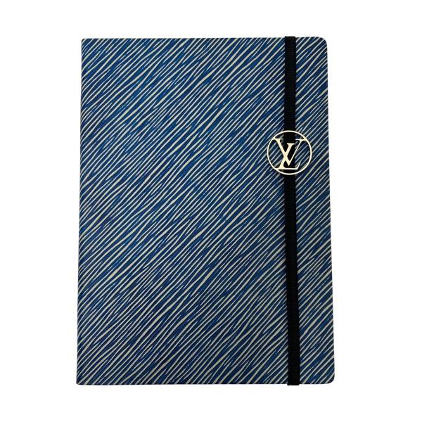 ルイヴィトン LOUIS VUITTONメモ帳【ランク】「中古品・比較的綺麗な商品」【詳細説明】ルイヴィトンのメモ帳です。【M/L/U】ユニセックス【詳細サイズ】縦幅：約20ｃｍ横幅：約14ｃｍ【付属品】なし【ダメージ】特に大きなヨゴレ・ダ...