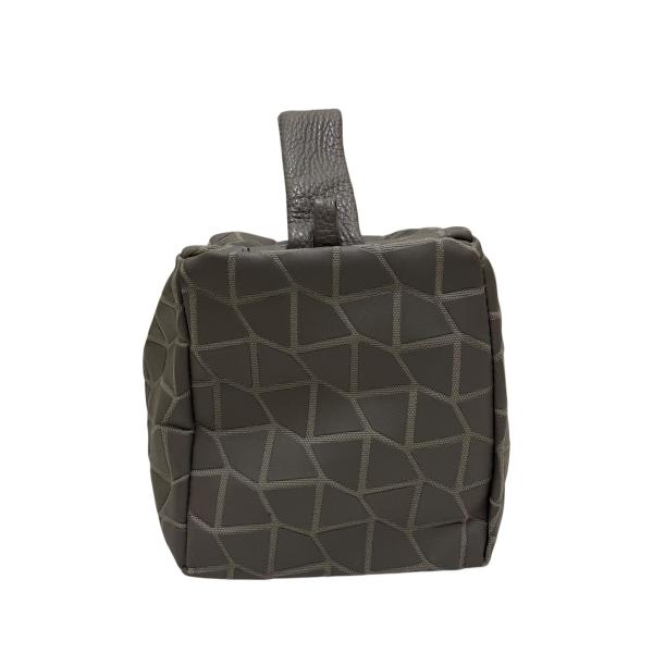 チワタ chi．wataポーチ【ランク】「中古品・比較的綺麗な商品」【詳細説明】チワタのポーチです。【M/L/U】レディース【詳細サイズ】縦幅：約15ｃｍ横幅：約26ｃｍマチ：約13ｃｍハンドルの長さ：約18ｃｍ【付属品】なし【ダメージ】若...