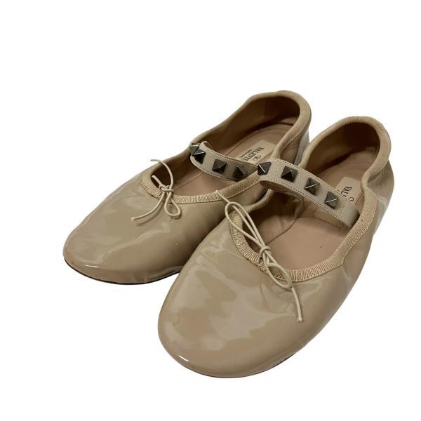 ヴァレンチノ VALENTINOバレエシューズ VS L A93【ランク】「中古品・比較的綺麗な商品」【詳細説明】ヴァレンチノのバレエシューズ VS L A93です。【M/L/U】レディース【表記サイズ】35【詳細サイズ】全高　　　：約6ｃ...