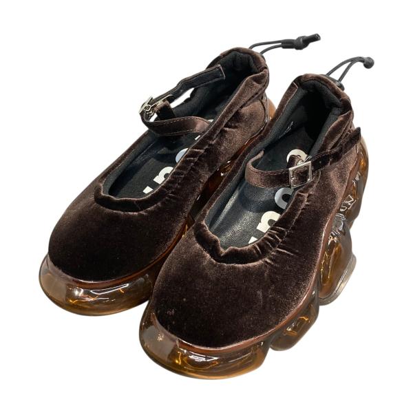 グラウンズ groundsMOOPIE PUMPS  ベロア ストラップ  スニーカー メリージェーン【ランク】「中古品・比較的綺麗な商品」【詳細説明】グラウンズのMOOPIE PUMPS  ベロア ストラップ  スニーカー メリージェーン...