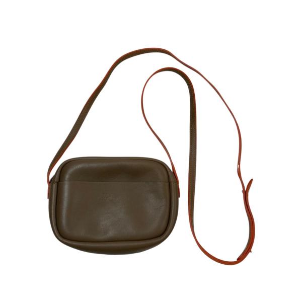 コンフルエンス CONFLUENCESショルダーポーチ【ランク】「中古品・比較的綺麗な商品」【詳細説明】コンフルエンスのショルダーポーチです。【M/L/U】レディース【詳細サイズ】縦幅：約11ｃｍ横幅：約16ｃｍマチ：約2ｃｍショルダーの長...