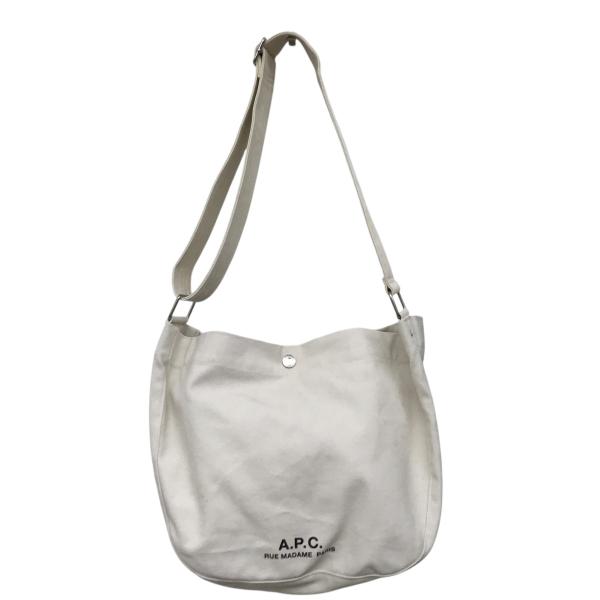 アーペーセー A．P．C．BESACE JOURNAL ショルダーバッグ【ランク】「中古品・比較的綺麗な商品」【詳細説明】アーペーセーのBESACE JOURNAL ショルダーバッグです。【M/L/U】メンズ【詳細サイズ】縦幅：約29ｃｍ横...