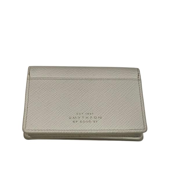 スマイソン SMYTHSONカードケース【ランク】「中古品・比較的綺麗な商品」【詳細説明】スマイソンのカードケースです。【M/L/U】ユニセックス【詳細サイズ】縦幅：約7ｃｍ横幅：約10．5ｃｍ【付属品】なし【ダメージ】少々使用感が感じられ...