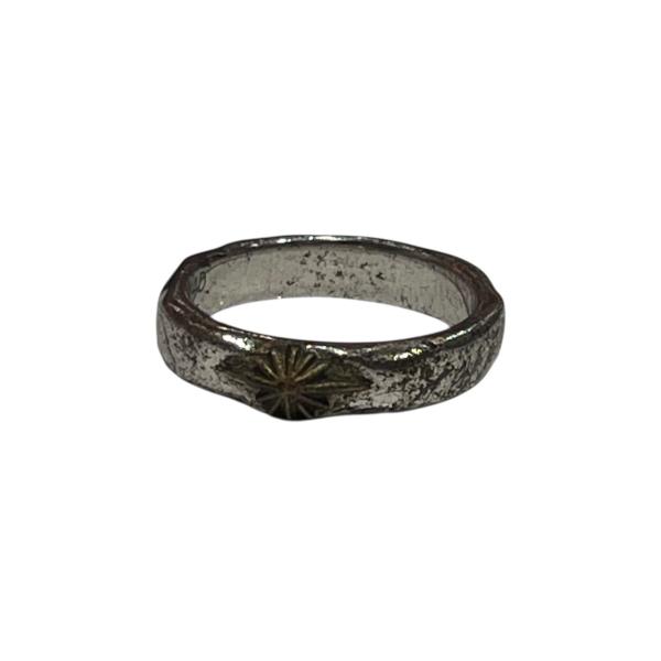 サード SAADリング【ランク】「中古品・比較的綺麗な商品」【詳細説明】サードのリングです。【M/L/U】メンズ【表記サイズ】8号【詳細サイズ】最大幅：約2．0ｃｍ最小幅：約2．0ｃｍ【付属品】保存袋付【ダメージ】少々使用感が感じられる他、...