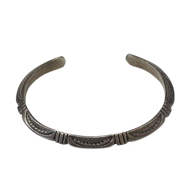 ナバホ NAVAJOGeneva ＆ Kevin Ramone シルバーバングル【ランク】「中古品・比較的綺麗な商品」【詳細説明】ナバホのGeneva ＆ Kevin Ramone シルバーバングルです。【M/L/U】メンズ【詳細サイズ】幅...