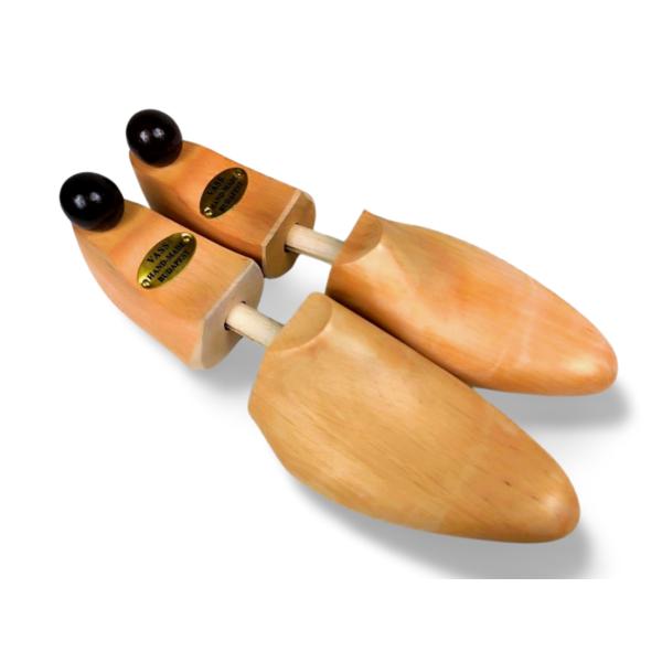 ○メーカー：VASS 【ヴァーシュ】○商品：シューツリー○サイズ：40 (25cm相当)○全長：約29.3cm、最大幅：約8.5cm○コンディション：極上品○付属品：なしこちらの商品は、ヴァーシュの純正シューツリーです。ハンガリーのシューメ...