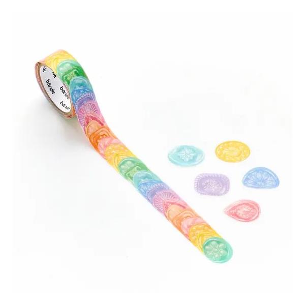 どこかなつかしいドロップスが鮮やかなレインボーカラーに！お天気雨の空にかかる虹をイメージしたカラーリングでめくるたび次はどの色が出てくるのかも楽しめます。■商品サイズ：高さ15mm×幅18〜22mm■柄種類：12柄■巻枚数：120枚■包装サ...
