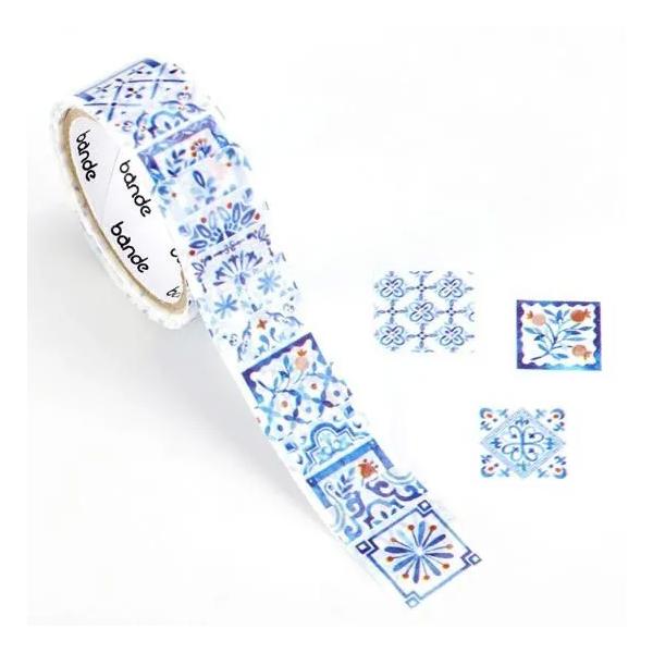 海の見える街をイメージした深い藍色に赤い花や実がアクセントの15mmミニサイズのタイル風ステッカー。連続して貼れば本物のタイルを敷き詰めたような雰囲気に。レモンなどのイエロー系のシールやマスキングテープと合わせてシチリア風デコレーションにす...