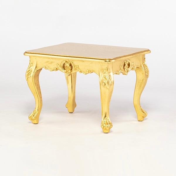 ギルディングゴールド、猫足や彫刻が素敵なロココ調ローテーブル。【全体のサイズ】横幅:550　奥行:450　高さ:395mm【主な材質】木材【お届けについて】梱包した状態でお届けします。玄関渡しとなりますので、お客様ご自身で開梱・設置をお願い...
