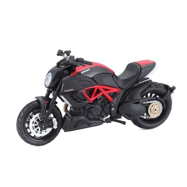 ■DUCATI Diavel Carbonの18分の1スケールMaistoブランドダイキャストモデル。ハンドルが左右に切れ、前輪と後輪は回せるほか、後輪はサスペンションで上下に動かせます。スタンドも出したり収納したりできます。■スケールモデ...
