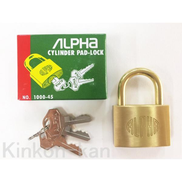 株式会社アルファの黄銅製シリンダー南京錠です。同ーキー(同じキーで開けられるもの)仕様ですので１つのキーで複数箇所の開閉が可能になります。逆に、例えば３個買えば９枚同じキーになりますので９人が同じ場所のキーを持つことが出来ます。もう１種類、...