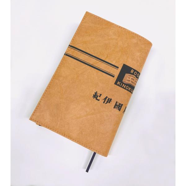 ●1927年の創業以来、長く親しまれている当社ロゴの入った「紙ブックカバー」をヴィンテージ感あふれるおしゃれなブックカバーで再現。【サイズ】約高さ188mm×幅320mm【素材】表地：タイベック〓（高密度ポリエチレン不織布）裏地/しおり： ...