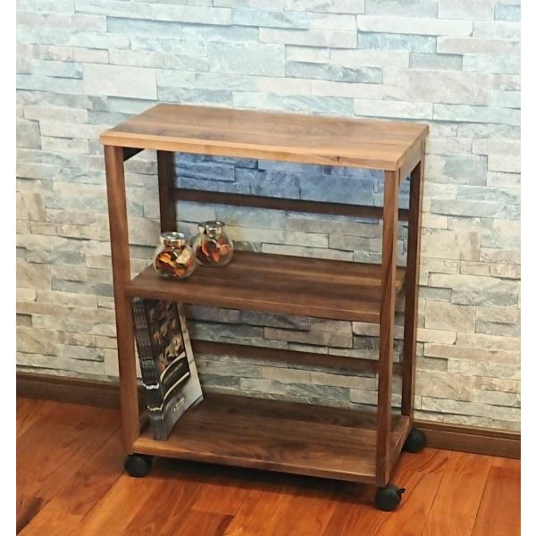 家具の街、福岡県の大川市で製造した木部全てウォールナット無垢材で作った木製ワゴンテーブルです。デスク横のサイドテーブルとして設置して作業スペースや収納スペースを広げたり、キッチン周りの小物を収納して配膳などに活躍するキッチンワゴンとして使っ...