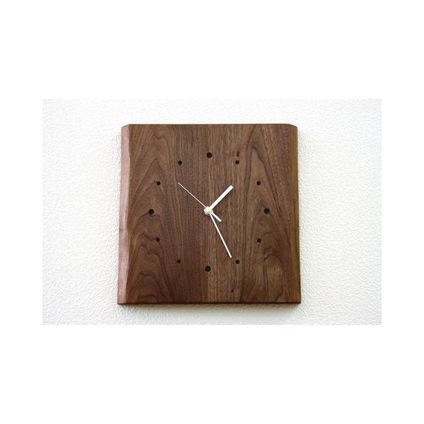 天然木ウォールナット無垢板で作った手造り壁掛け時計。厚み約28mmでボリューム感たっぷりです。ムーブメントはスイープ型でチクタクという音がしません。贈り物やギフトにも最適で、熨斗を付けてお届け出来ます。■商品名：壁掛け時計 ハーブクロック ...