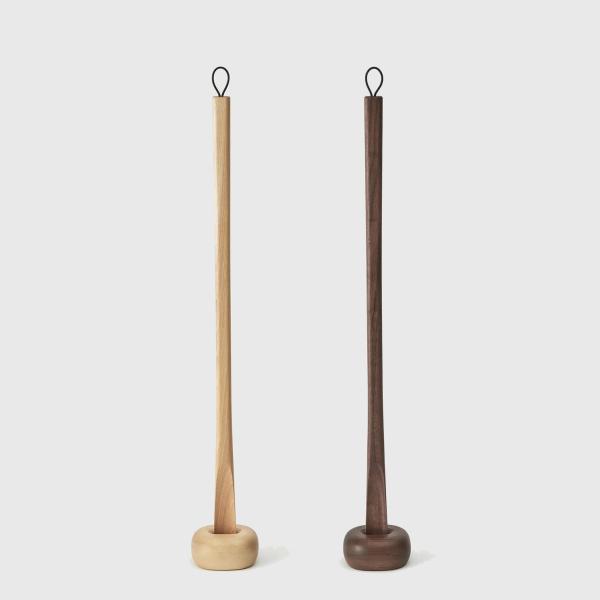 銘木ウォールナット・カバの無垢材を職人により丁寧に削り込んで製作した木製靴べら。玄関先にさりげなく上質なインテリア空間を演出してくれます。きちんとした化粧ケースに入っていますので贈り物にも最適です。■商品名：シューホーン コンフィ レギュラ...