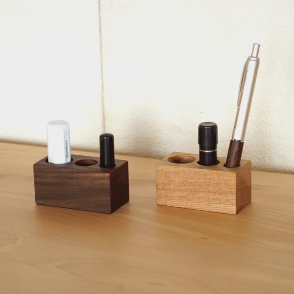 天然木無垢材のハンコ立て。端材の有効利用で生まれたエコ商品。樹種はタモとウォールナットの2種類から選べます。こちらは三つ穴タイプです。無垢材でオイル仕上げにより、木のぬくもりが感じられます。■商品名：木製印鑑スタンド 3つ穴■サイズ：本体/...