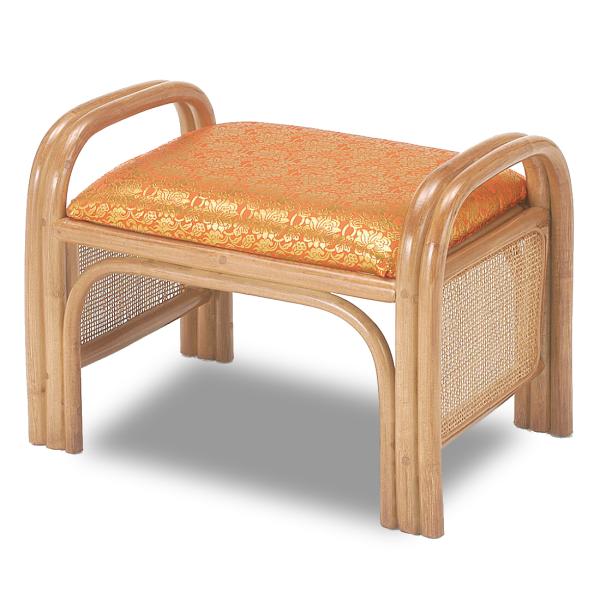 籐ご仏前座椅子ハイタイプ。高級金襴をクッション生地に使用、しっかりと安定感のあるアーム付の正座椅子は、仏前で正座する時、法事の時に重宝します。長時間座っても疲れが少なく、高級金襴を使用している為、仏間を優雅で荘厳ある空間に演出します。■商品...