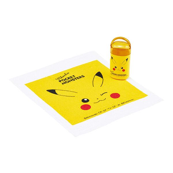 SKT-634925ポケットモンスター「抗菌 ケース付きおしぼり(ピカチュウフェイス)」持ち運びに便利なケース付きのおしぼり。ケースは銀イオン配合の抗菌仕様。ケースのフタにはハンドル付きで、フタが開けやすい。 ■サイズ：ケース/約58×44...