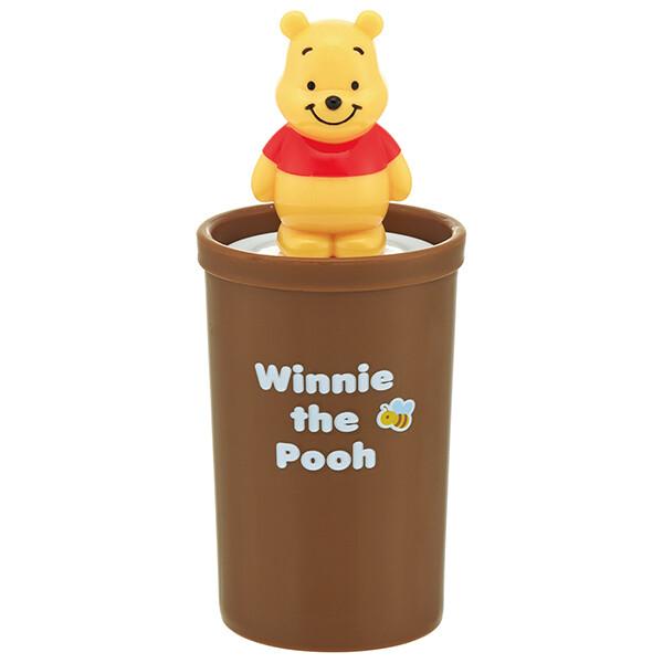 SKT-653612くまのプーさん「マスコット付つまようじ立て」可愛いマスコットの付いたつまようじ(爪楊枝)立て。内ケースにつまようじを入れて外ケースに収納する。内ケースを持ち上げるとつまようじが出てくる。普段は外ケースの中につまようじが隠...