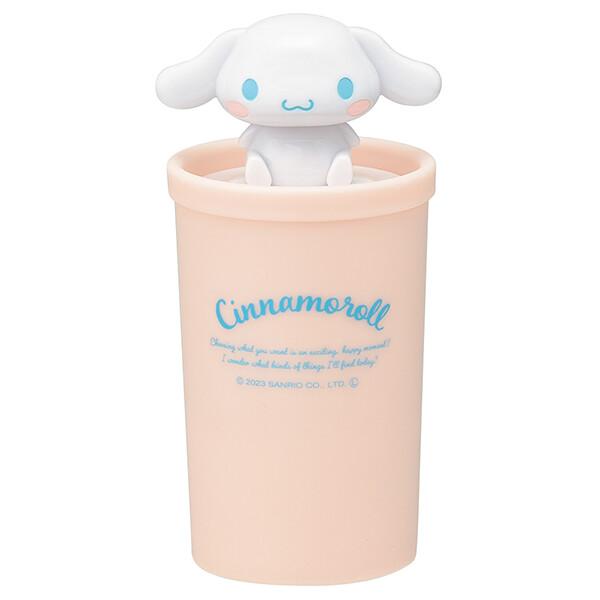 SKT-655791シナモロール「マスコット付つまようじ立て」可愛いマスコットの付いたつまようじ(爪楊枝)立て。内ケースにつまようじを入れて外ケースに収納する。内ケースを持ち上げるとつまようじが出てくる。普段は外ケースの中につまようじが隠れ...