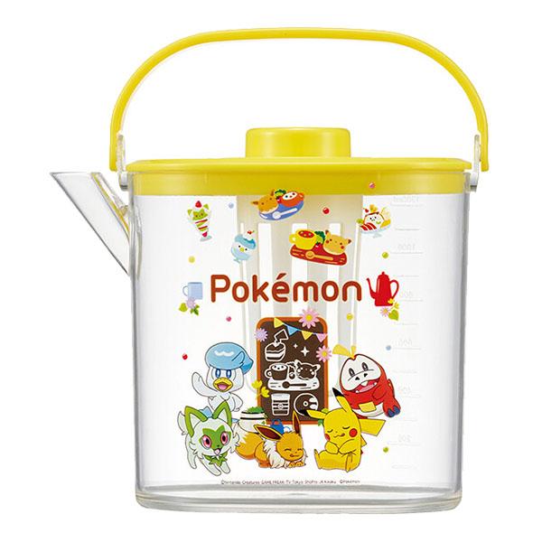 SKT-662003ポケットモンスター「Happy Cafe/茶漉し付冷茶ポット 1.2L」冷蔵庫から出してすぐに卓上へ持って行けるポット。ティーバッグ用の茶こし付き。熱湯OKでお湯出しと水出し兼用。冷蔵庫棚＆ドアポケットに収納OK。持ち手...