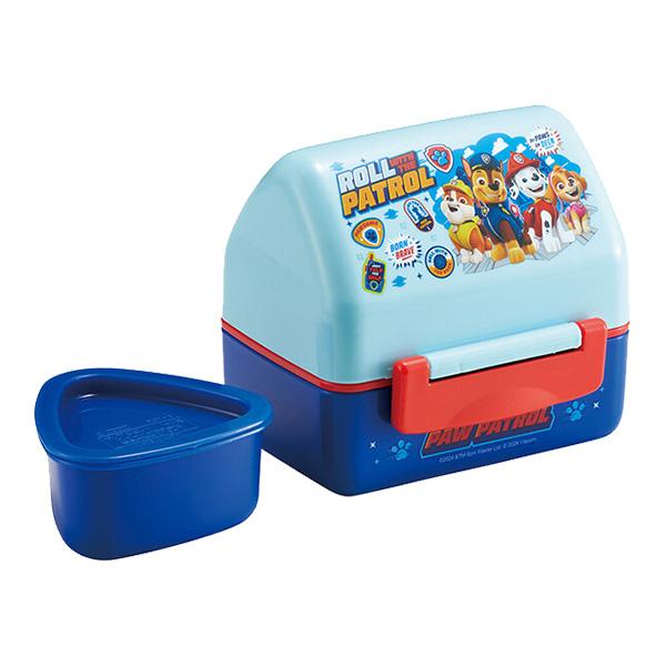 SKT-679476パウ・パトロール「抗菌おにぎりランチボックス」三角屋根の可愛いおうちをイメージさせる、おにぎりランチボックス。銀イオン配合の抗菌仕様。おにぎり押し型付き。屋根の部分におにぎり押し型で作ったおにぎりが3個入る。本体部分はお...