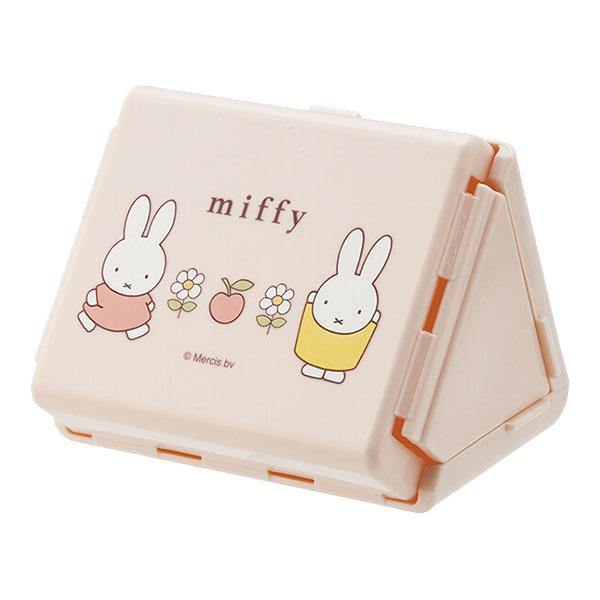 SKT-682490ミッフィー「抗菌折りたたみおにぎりケース」おにぎりの押し潰れを防いでくれる、折りたたみ式のおにぎりケース。銀イオン配合の抗菌仕様。食べた後はコンパクトにたためる。小さなおにぎり(約70g)が3つ入る。食洗機OK。電子レン...