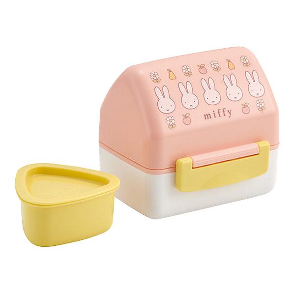 SKT-682537ミッフィー「抗菌おにぎりランチボックス」三角屋根の可愛いおうちをイメージさせる、おにぎりランチボックス。銀イオン配合の抗菌仕様。おにぎり押し型付き。屋根の部分におにぎり押し型で作ったおにぎりが3個入る。本体部分はおかず入...