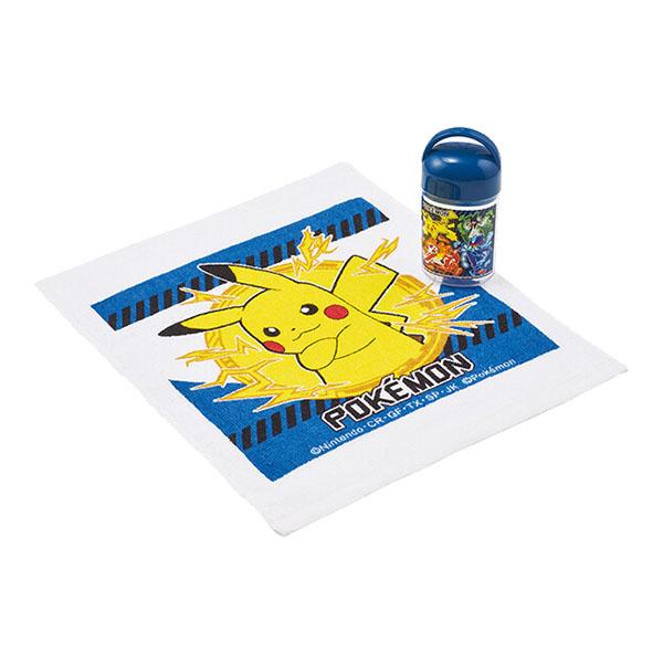 SKT-696404ポケットモンスター「抗菌ケース付きおしぼり」持ち運びに便利なケース付きのおしぼり。ケースは銀イオン配合の抗菌仕様。ケースのフタにはハンドル付きで、フタが開けやすい。 ■サイズ：ケース/約58×44×125mm、おしぼり/...