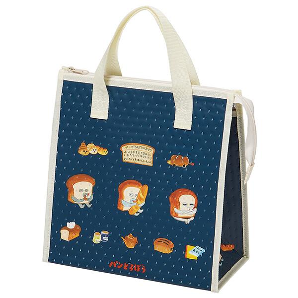 SKT-704086パンどろぼう「不織布保冷バッグ」ボトルとお弁当箱を一緒に入れて持ち運べる保冷トートバッグ。マチ幅が約12cmとちょっと大きめなので使いやすい。内側はアルミ蒸着フィルムなので保冷効果がある。開閉はファスナー式で、マチの部分...