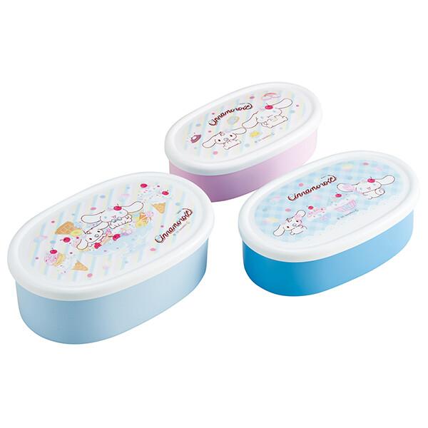 SKT-720956シナモロール「Fancy Snack Sweets/シール容器 3Pセット」3サイズのシール保存容器のセット。本体は3色、フタは3柄。入れ子式なのでコンパクトに収納できる。フタを外して電子レンジOK。食洗機は使用不可。■...