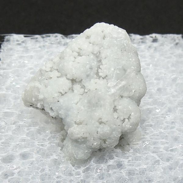 スミソナイト(菱亜鉛鉱)の標本。方解石グループの鉱物で、同グループの中では比較的珍しい鉱物です。古くは「カラミン」と呼ばれ、ヘミモルファイト(異極鉱)と混同されていました。名前は、スミソナイトとヘミモルファイトが別の鉱物であると最初に分析し...