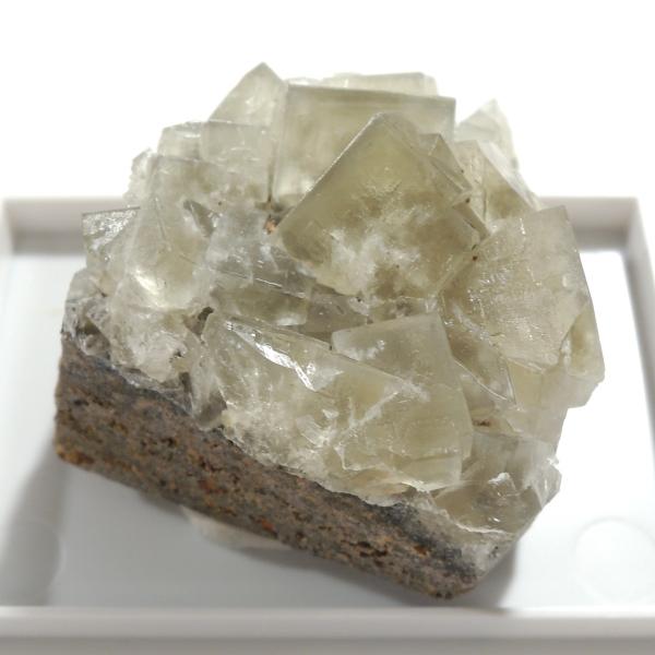 イギリスはレディアナベラ鉱山産の、フローライト(蛍石)の標本。紫外線を当てると蛍光します。蛍光している写真は、長波のLEDブラックライトを当てて撮影しています。フローライトはハロゲン化鉱物の一種で、炭火などで熱すると発光することから和名では...