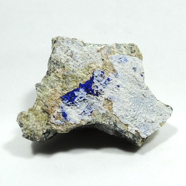 比較的珍しい鉱物、カラハナイト(カラハン石)の標本。原産地標本です。青色の部分がカラハナイトです。銅とマグネシウムの炭酸塩鉱物で、キャラハナイト(キャラハン石)、カラガナイト(カラガン石)とも呼ばれます。名前は、ニューメキシコ鉱山局局長だっ...