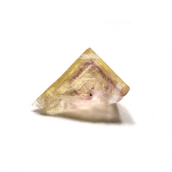 2023年の夏に新たに発見されたタイプの、中国は安徽省産のイエローフローライト(蛍石)。紫色のゾーニングが特徴です。フローライトはハロゲン化鉱物の一種で、炭火などで熱すると発光することから和名では蛍石と呼ばれます。※撮影セット内で撮影してい...