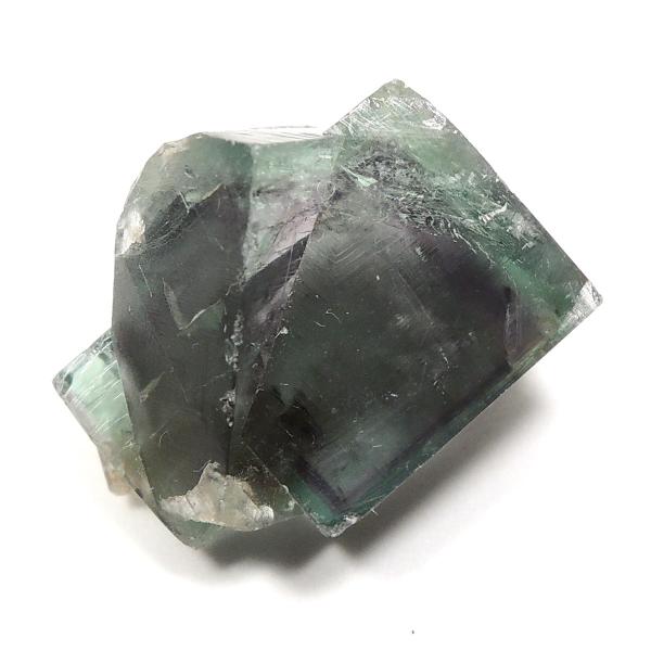 イギリスはレディアナベラ鉱山産の、フローライト(蛍石)の標本。紫外線を当てると非常に強く蛍光します。青色になっている写真は、長波のLEDブラックライトを当てて撮影しています。太陽光でも僅かに青く蛍光します。フローライトはハロゲン化鉱物の一種...