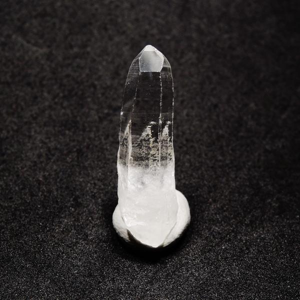 パキスタン産クォーツ(水晶)の標本。透明度が高く、美しい標本です。水晶は二酸化ケイ素が結晶してでできた鉱物で、六角柱状に結晶することで有名。※メール便でもご送付可能ですが、厚み制限の都合上、梱包は極めて簡易となります。破損や紛失の補償はござ...