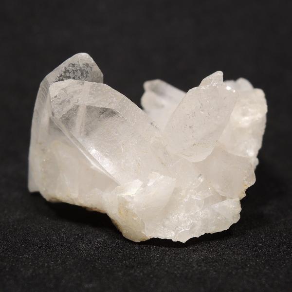 ヒマラヤはマニカラン産クォーツ(水晶)の標本。水晶は二酸化ケイ素が結晶してでできた鉱物で、六角柱状に結晶することで有名です。※メール便でもご送付可能ですが、厚み制限の都合上、梱包は簡易となります。破損や紛失の補償はございませんのでご注意くだ...