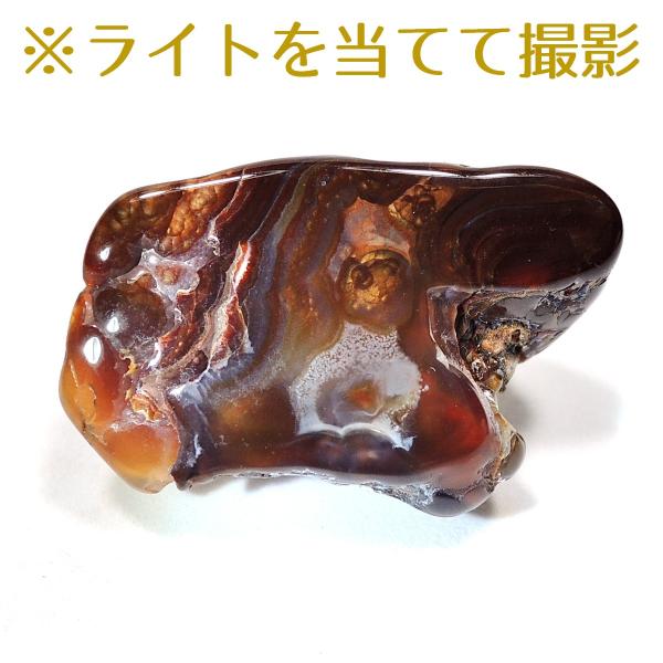 煌めきの美しい、ファイヤーアゲートの標本。和名では「炎瑪瑙」と呼ばれる場合もあります。遊色を確認しやすくするため、原石の表面を磨いてあります。こちらはリモナイト(褐鉄鉱)を含むことにより独特の遊色効果が見られるアゲート(瑪瑙)で、比較的珍し...