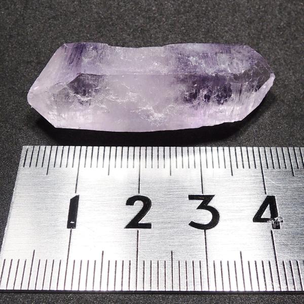 メキシコのベラクルス州で産出した、ベラクルスアメシスト(紫水晶)の標本。ベラクルス産のアメシストは「ベラクルスアメシスト」と呼ばれ、すらりとした透明度の高い結晶で有名です。「世界一美しいアメシスト」と謳われることもあります(所説あり)。紫色...