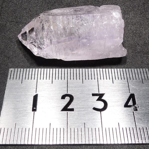 メキシコのベラクルス州で産出した、ベラクルスアメシスト(紫水晶)の標本。ベラクルス産のアメシストは「ベラクルスアメシスト」と呼ばれ、すらりとした透明度の高い結晶で有名です。「世界一美しいアメシスト」と謳われることもあります(所説あり)。紫色...