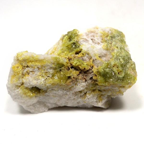 パイロモルファイト(緑鉛鉱)の標本。フランス産です。リン酸塩鉱物の一種で、和名の通り鉛を含む緑色の鉱物です。英名は、ギリシャ語の「pyr(火)」と「morphe(形)」に由来します。※メール便でもご送付可能ですが、厚み制限の都合上、梱包は簡...