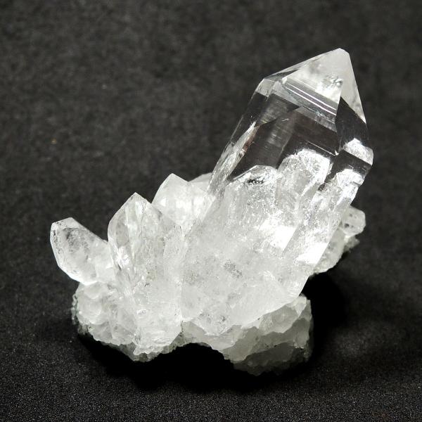 ヒマラヤはマニハール産クォーツ(水晶)のクラスター標本。透明度が高く、美しい標本です。水晶は二酸化ケイ素が結晶してでできた鉱物で、六角柱状に結晶することで有名です。※緑色の部分はクローライト(緑泥石)です。※ヒビや欠け、結晶の剥離痕がある場...