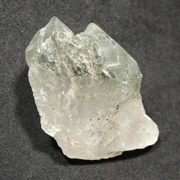 ヒマラヤはマニハール産クォーツ(水晶)の標本。水晶は二酸化ケイ素が結晶してでできた鉱物で、六角柱状に結晶することで有名です。※緑色の部分はクローライト(緑泥石)です。※ヒビや欠け、結晶の剥離痕がある場合がございます。お手数ですが全ての写真を...