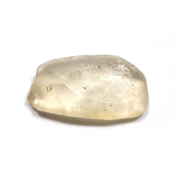 テクタイトの一種、リビアングラスの標本。隕石の衝突によって地上の土や砂が溶けて作られる天然ガラスです。リビア砂漠産。古代エジプトでは特別な力を持つ宝石として扱われ、ツタンカーメン王のスカラベの胸飾りなどに使用されています。約2900万年〜2...