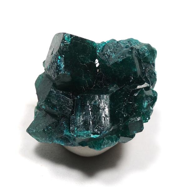 深い緑色の結晶が美しい、ダイオプテーズ(翠銅鉱)の標本。ダイオプテーズは銅を含むケイ酸塩鉱物で、その透明な緑色から、最初に発見された時はエメラルドと間違われたといいます。※メール便でもご送付可能ですが、厚み制限の都合上、梱包は簡易となります...